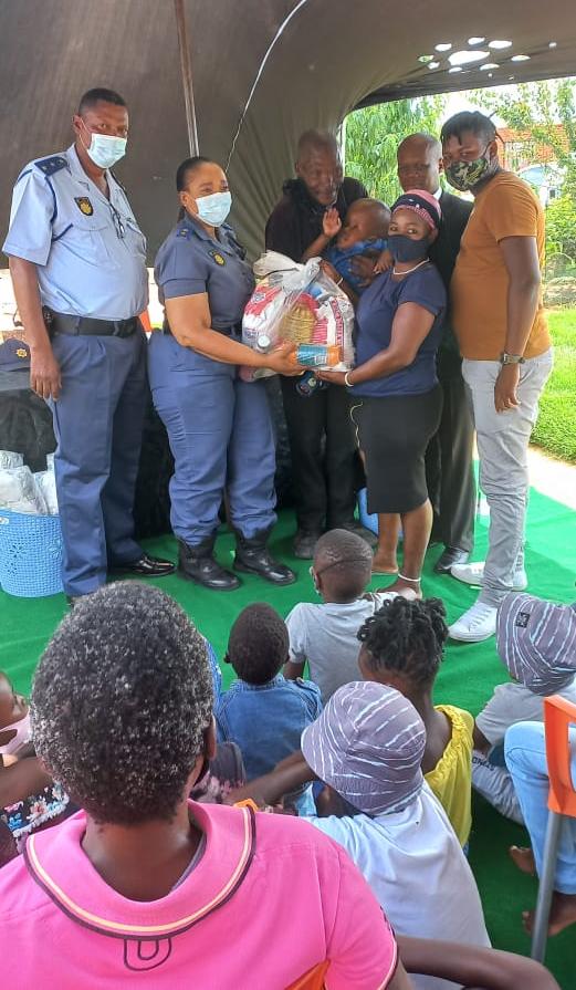 Meloding police and residents reach out to the disabled - Kasi Voice News